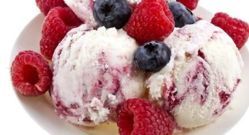 آيس كريم التوت: رحلة عبر النكهات والذكريات - منصة مطبخك